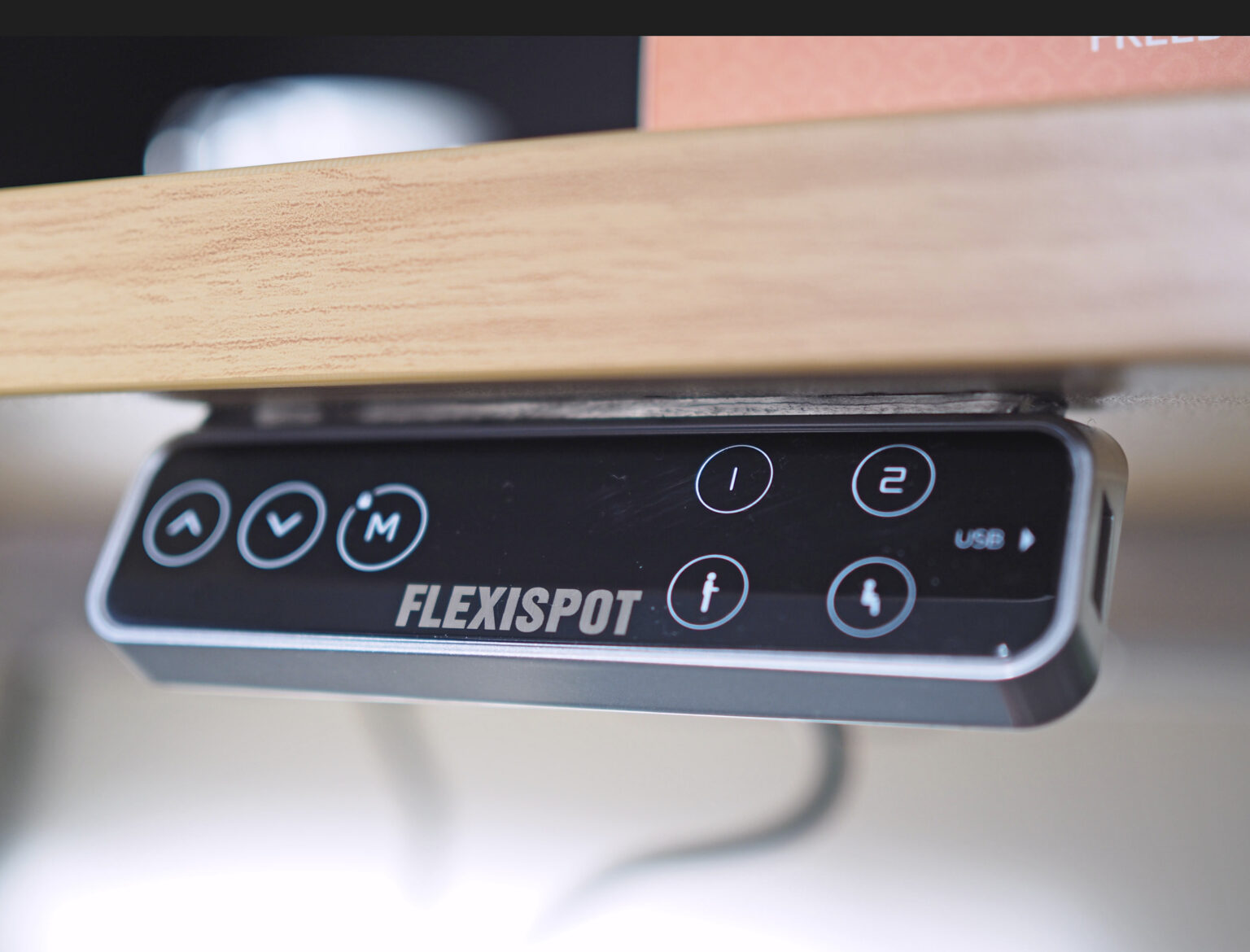 FlexiSpot E7Proと純正天板レビュー｜鬼目ナットの取り付け方法 | 梅屋ラボ